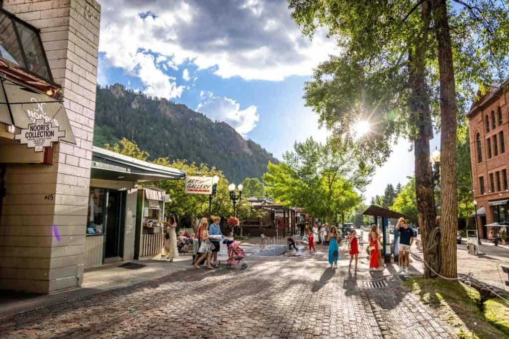 Aspen Vs Vail: An Honest Comparison To Help You Choose! | WaytoStay